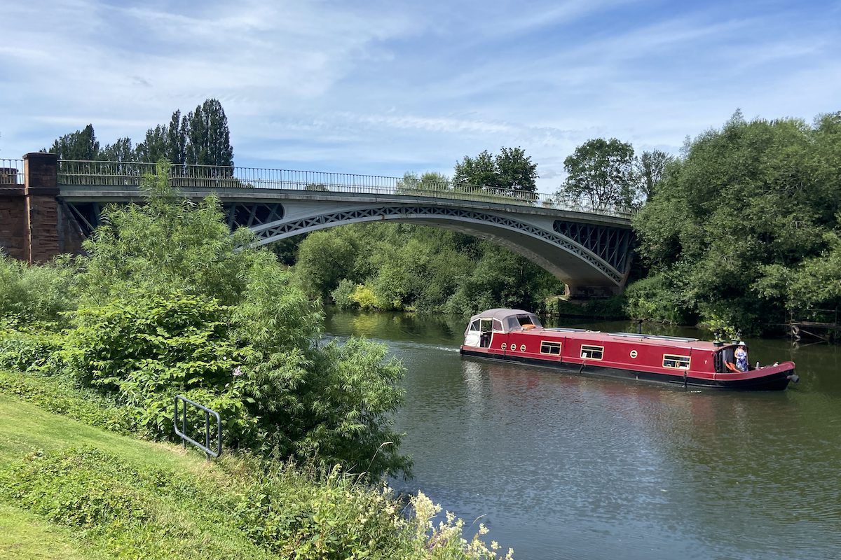 Visit the Holt Fleet Bridge - Discover its history and architecture